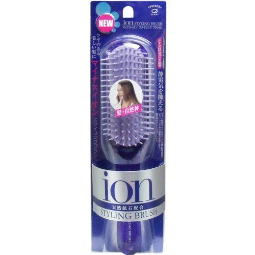 【発売元:池本刷子工業】ツヤのある美しい髪に!マイナスイオンスタイリングブラシ!ブラシ部に練り込んだ、天然鉱石がマイナスイオンを放射します!さらにブラシ部両サイドのステンレス鋼除電繊維(ナスロン)がブラッシング時の静電気を取り除き、髪に負担...