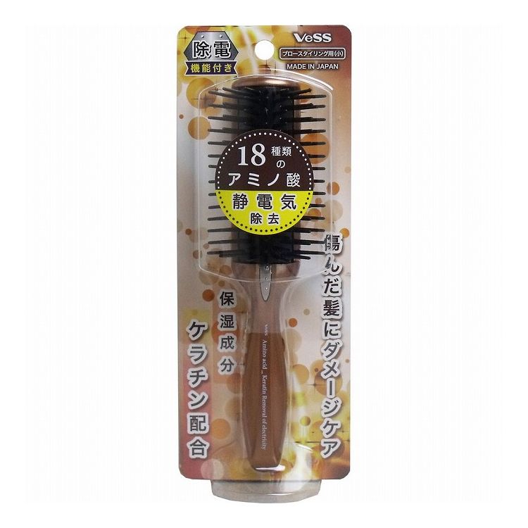 髪のダメージの要因となる静電気を、3つの除電機能で除電効果をもたらします。保湿成分ケラチン配合ブラシです。●ブロースタイリング用。【材質】柄・・・AS樹脂毛・・・導電性ポリエステルアース・・・ステンレス【耐熱温度】90度【注意】・頭皮に傷の...