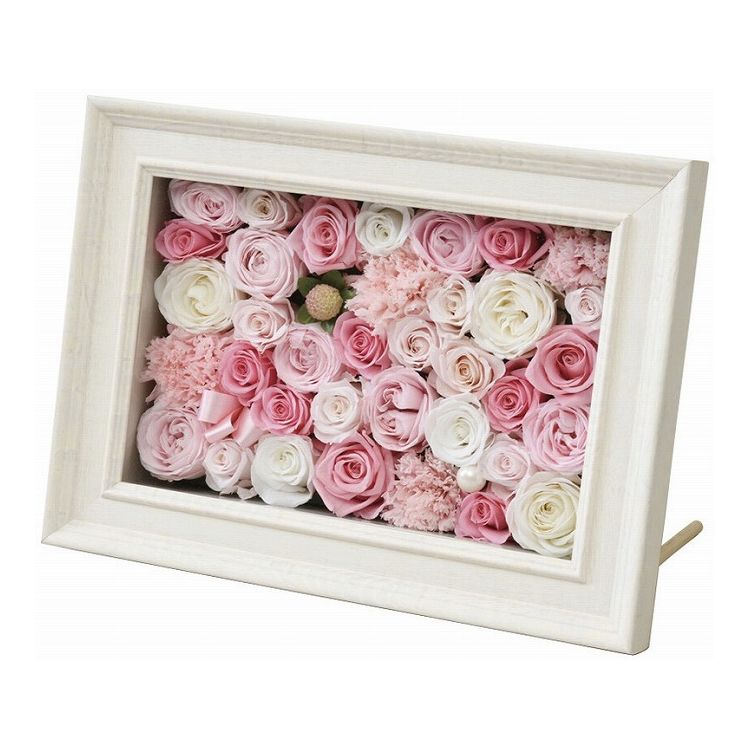 プリザアレンジ（フレームタイプ） H18-566P【商品説明】プリザーブドフラワーをフレームにアレンジしました。木足棒がついており、掛置き兼用でご利用いただけます。 樹脂枠、プリザーブドフラワー（バラ・カーネーション） ★吊り紐・木足棒付 ...