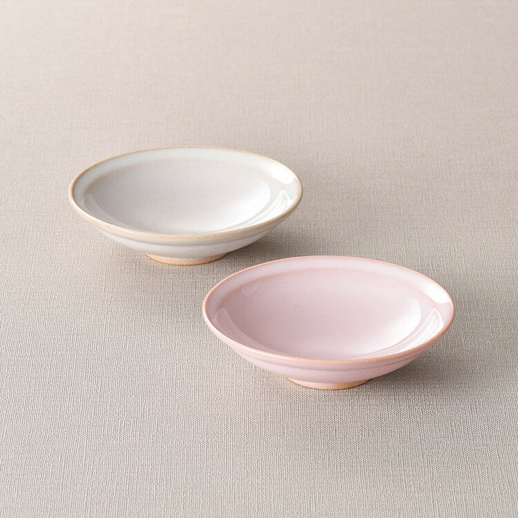土ものらしい柔らかな風合いのピンクと白のペア鉢です。陶器径12.5×3.5cm【代引きについて】こちらの商品は、代引きでの出荷は受け付けておりません。【送料について】北海道、沖縄、離島は送料を頂きます。