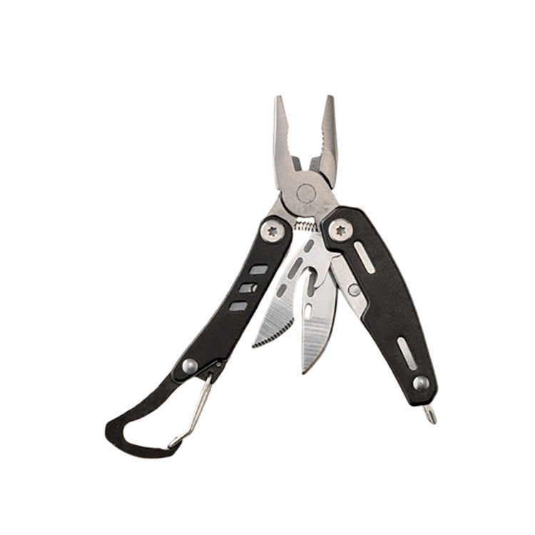 ホビーやフィッシング、アウトドアに便利なツール。7機能（ペンチ・ワイヤーカッター・プラスドライバー・栓抜き・ナイフ・カラビナ・波刃ナイフ）搭載。折り畳んでコンパクトに収納。ステンレス鋼、アルミニウム8.3×2.8×1.7cm（折りたたみ時）...