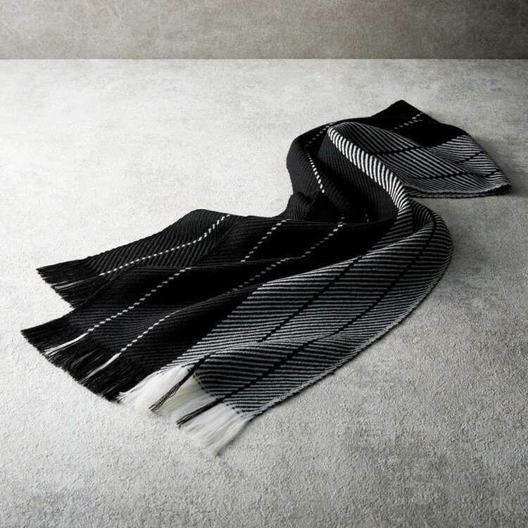 職人たちが長年培った妙技を大正時代の豊田式自動織機でゆっくり丁寧に織り上げる上質のウールマフラー。柔らかいウール素材をしっかり織り上げているのに優しい肌感触の風合いに仕上げるそれが妙技です。毛100%25×155cm【代引きについて】こちら...