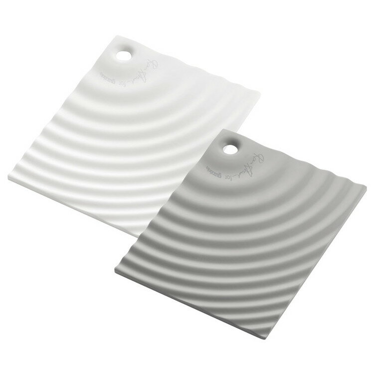 使い勝手の良いエレガントなまな板2個組み。ホワイトとグレーのアソートです。カット作業面と装飾した見せる面の2つの面を持ち、使用しない時には飾り用の面を見せることができます。まな板を立てる便利なスタンドが付いています。PP、SMMA樹脂23×...