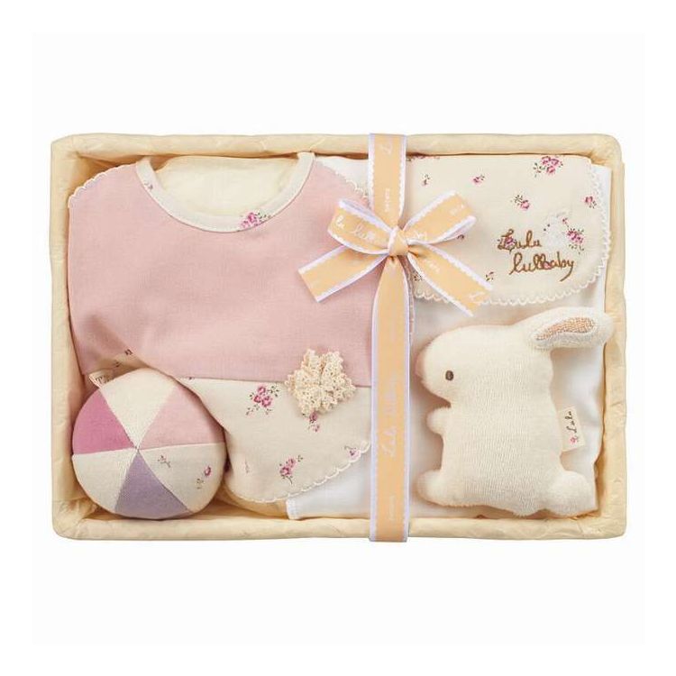 日本製【セット内容】花モチーフ付スタイ・汗とりパット・マスコットウサギ・ボール・竹籠（20×29.5×7cm）×各1サイズ：-重量/容量：0.2kg箱サイズ：-材質：スタイ・汗とりパット:綿100%、マスコットウサギ・ボール:綿100%、（...