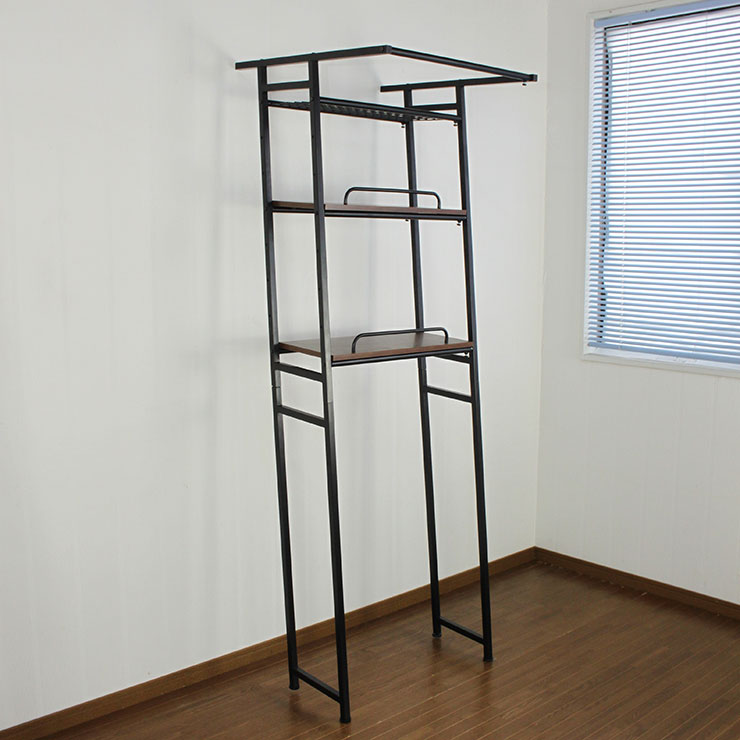 【内容】斜めに立て掛けるランドリーラック。ラック背面は空洞のため、洗濯機を移動せず簡単に設置できます。洗濯機や洗濯パンに合わせて横幅を調節できる伸縮式。棚受けは可動式なので、お好みの位置で使用できます。あるとうれしいちょい掛けハンガーバー付...