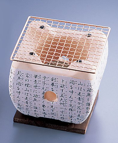 サイズ:(約)幅15×奥行15×高さ14.5cm重量:1.33kg材質:本体(コンロ)/珪粘土、網/鉄(クロムメッキ仕上げ)、燃料受皿/鉄、敷板/天然木原産国:中国付属品:あみ、燃料皿【送料について】北海道、沖縄、離島は送料を頂きます。