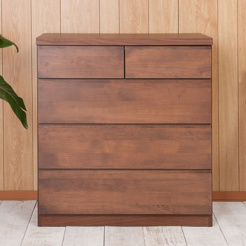 ■商品について/大人気のアルダーシリーズに収納チェストが新登場。美しい木目のアルダー材は高級感の中に温かみのある優しさがあり、家具の中では北欧やシンプルな高級家具によく使われています。全ての引出しに使いやすくする為にフルオープンスライドレー...