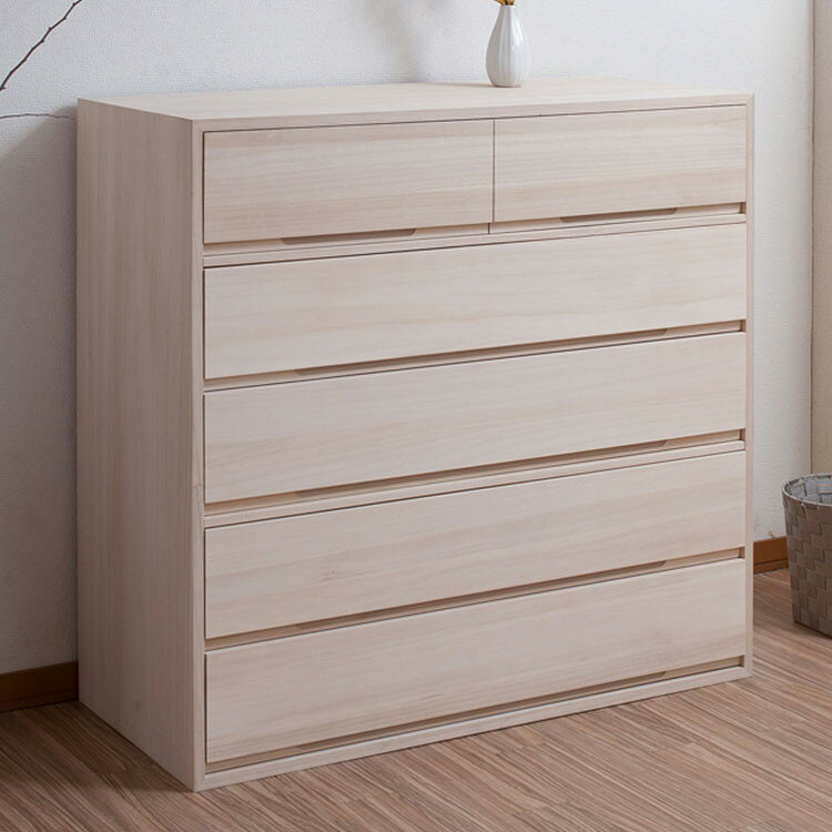 取っ手金物のないシンプルに仕上げたモダンな印象の桐箪笥。洋室などのフローリングにも合うデザインはリビングの中心にもはまる仕上がり。桐材は内部を一定の湿度に保とうとする働きがあるので大事な着物や洋服などを湿気から守る桐箪笥にしまうのがベスト。...