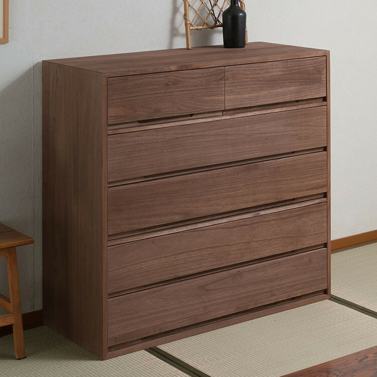 取っ手金物のないシンプルに仕上げたモダンな印象の桐箪笥。洋室などのフローリングにも合うデザインはリビングの中心にもはまる仕上がり。桐材は内部を一定の湿度に保とうとする働きがあるので大事な着物や洋服などを湿気から守る桐箪笥にしまうのがベスト。...