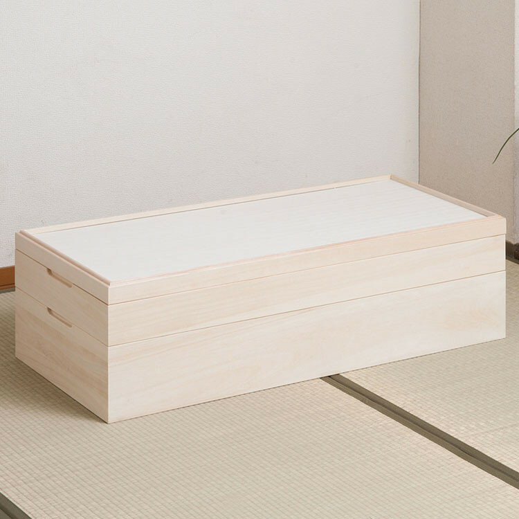 取っ手金物のないシンプルに仕上げたモダンな印象の桐箪笥。洋室などのフローリングにも合うデザインはリビングの中心にもはまる仕上がり。桐材は内部を一定の湿度に保とうとする働きがあるので大事な着物や洋服などを湿気から守る桐箪笥にしまうのがベスト。...