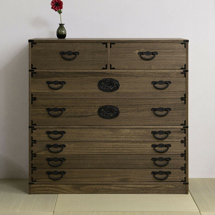 現代の暮らしに寄り添う日本の心と伝統美を落とし込んだ桐民芸箪笥【Jidai】時代シリーズ。表面の木目の硬い部分だけを浮き彫り状に残す日本伝統の浮造り仕上げで木目に沿った凹凸を再現し、自然塗装により、天然木ならではの美しさと素材をより際立たせ...