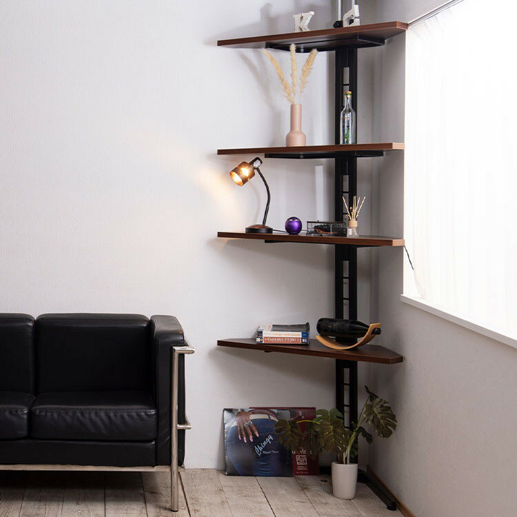 20段階に棚板の位置を調節できる突っ張り式のコーナーラックが登場！高さ調節できるので、デスク上やディスプレイする高さに合わせて設置可能。お部屋の隅のデッドスペースを有効活用できる、コーナーラックならではの使い方で空間を広く使いましょう♪リビ...