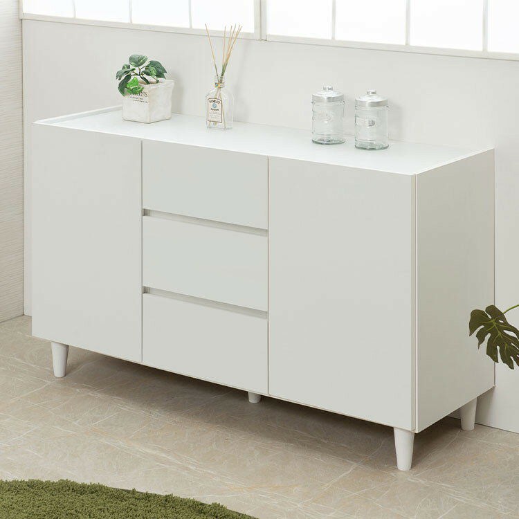 白い脚付きのチェストで多彩なお部屋にテイスティング。居心地の良い空間を作り上げる『LEG』シリーズ。古びた空間に、白を基調とした家具を配置することでフレンチシャビーなお部屋に。ワンポイントとなる家具に白を配置することでシャビーテイストのお部...