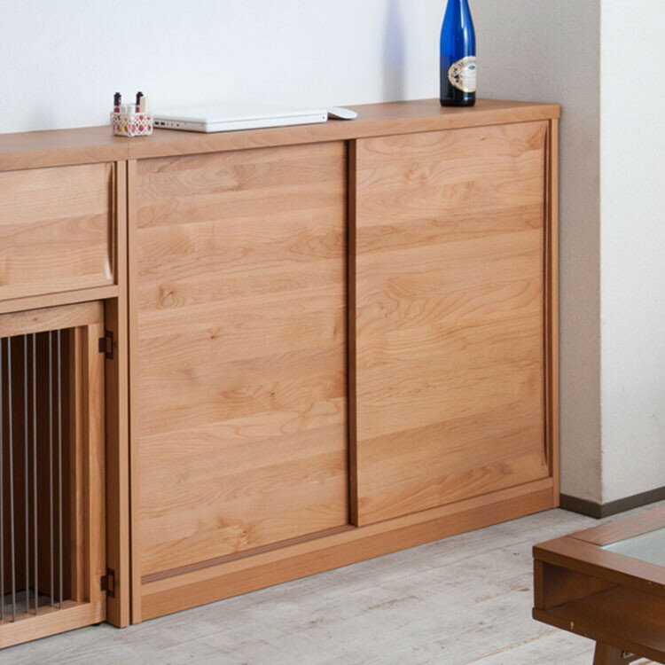 スッキリとしたデザインの扉や前板は木目の綺麗なアルダー材を使用。アルダー材特有の美しい木目をそのままいかした天然木の温かみを是非。手をかけやすく、すっきりとした掘り込みの取っ手は天然木ならではの加工。細かく分かれた4杯の引出しが色んな小物を...