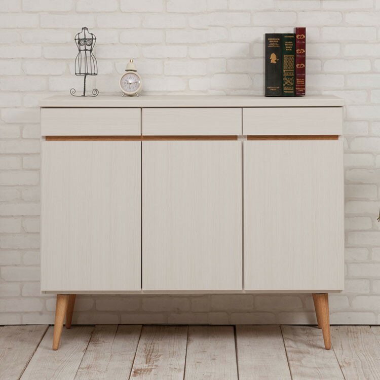 脚付リビングボードシリーズはベーシック×洗練のコラボにより生まれた、小ぶりでありながら存在感のあるシンプル北欧ライン。住宅内装カラーを考慮した木目調のホワイトウオッシュとライトブラウンの2カラーをご用意。扉付きキャビネットはリビングボードと...