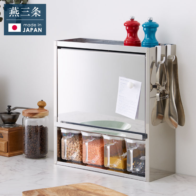 ■商品説明調味料ポット 4個付きステンレス製なので、油汚れもサッと拭き取れる。 マグネットが吸着できるから、メモ用紙が貼れる。調味料や小物も置けるスペースあり。調理スペースを確保できるコンパクトでたくさんのスパイスが収納できるラック。■商品...