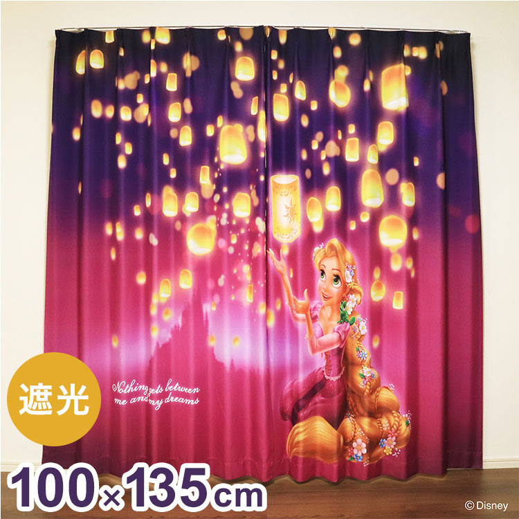 ■商品説明文厚め生地でドレープも美しい一枚絵のようなディズニーカーテン室内に光を通しにくい厚地カーテン広げてアートが完成する1枚組セットでお届け【付属品】アジャスターフック、タッセル2本付き。【ご注意】レースカーテンは含まれておりません。　...