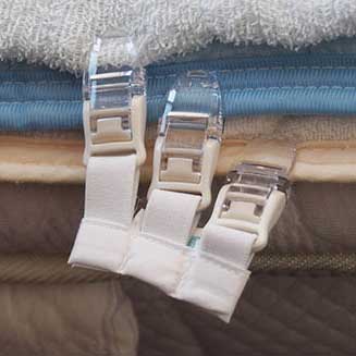 ■寝相が悪いとお布団がズレてしまい、お腹を冷やしたり深く眠れなかったり・・・　　そんなお悩みの方におすすめです。 ■長さの違う3連クリップで、敷布団・毛布・掛け布団それぞれを挟み、ズレ落ちをガードします。 ■従来品よりもフィット感が増し、お...