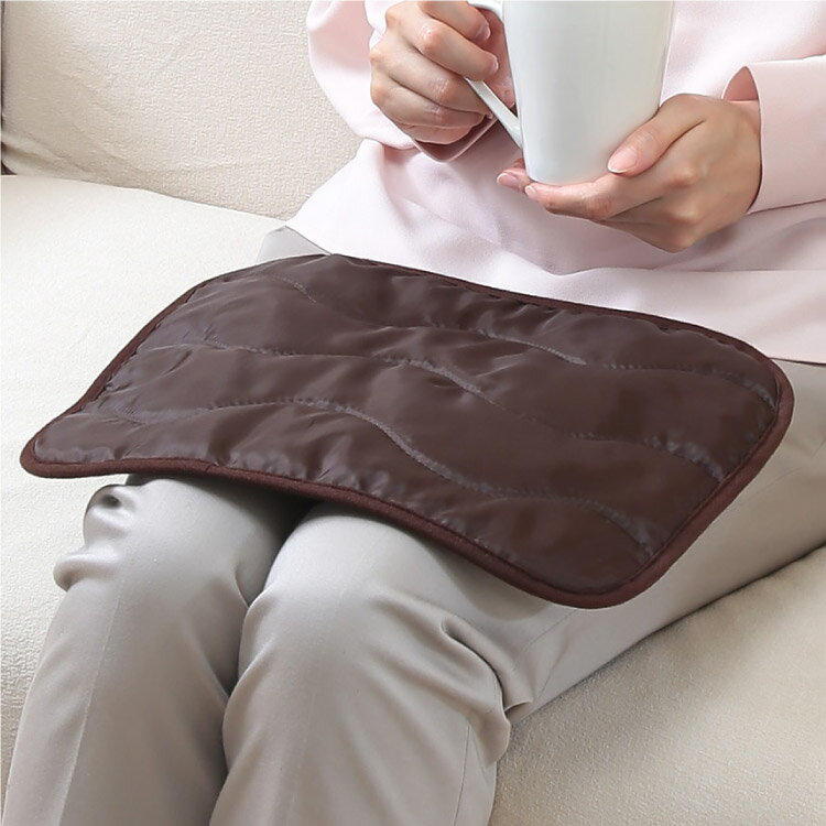 材質：側地：ポリエステル、中わた：ポリエステル(天然鉱石オーラパウダー含有)【特長】冷え対策、保温グッズ、オーラ蓄熱繊維、冷え、足、首、肩、ひざ【送料について】北海道、沖縄、離島は送料を頂きます。日本産 オーラ岩盤キルトレギュラー/ブラウン...