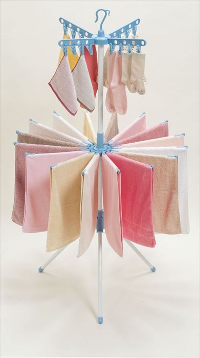 タオルや小物がコンパクトに干せる、2段パラソル型の室内物干し。全体で約8kg（タオル約16枚、くつ下4足、ハンカチ8枚）まで洗濯物を干せます。干し部は回転式なので干したり取入れがラクタオルがずれないクリップ付きタオルハンガー16本。 幅35...