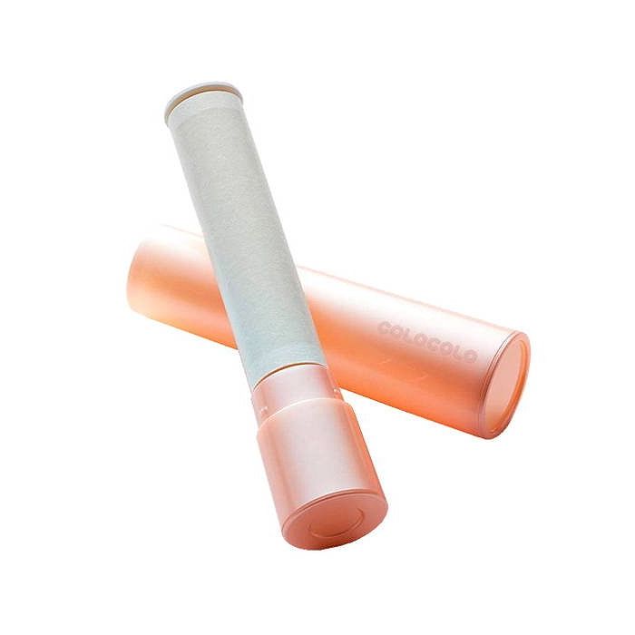 粘着タイプの携帯洋服クリーナー。髪の毛、ペットの毛、花粉、ホコリとりに。手のひらサイズでバッグや化粧ポーチに入れられる。サイズ（約）直径2.5×長さ11.7cm本体・ケース/ABS　テープ/特殊粘着加工紙重量（約）39g【送料について】北海...