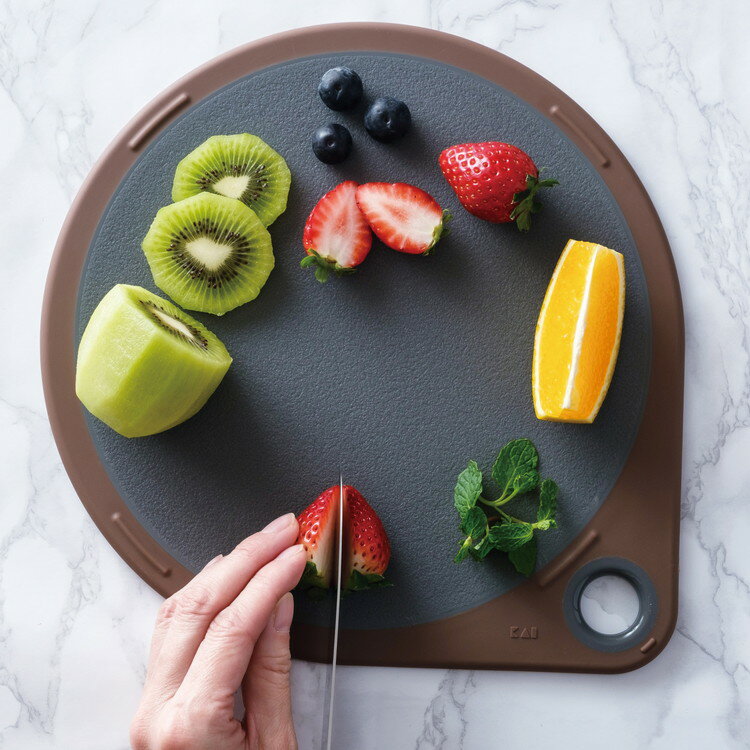 ひろい作業スペースが魅力の円形状のまな板。【26cm】表は食材の色落ちが良く汚れにくく、裏は包丁のキズが目立ちにくい。まな板の周りをエラストマーで覆っているため、カット時に食材が滑りにくい。フック穴が開いているので、吊り下げて収納することも...