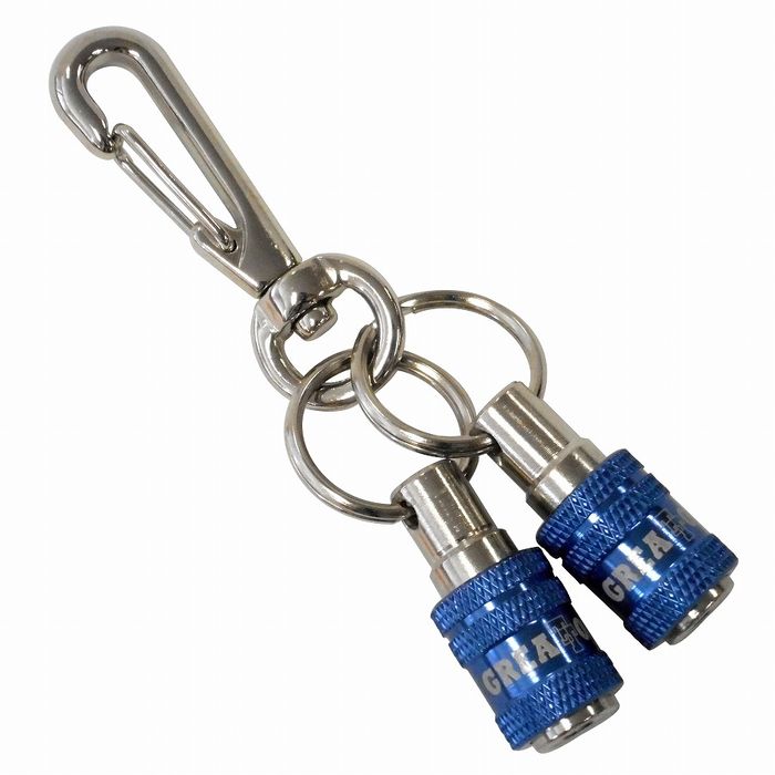 【商品詳細】六角軸ビットの収納に。ナスカン付きで取り付けが便利。用途：六角軸のビット工具の収納全長：約105mm質量：約48gカラー：ブルー取付け目安重量/ホルダー1個あたり：100g以内ビットホルダー2個付ナスカン付注意：差込部と収納工具...