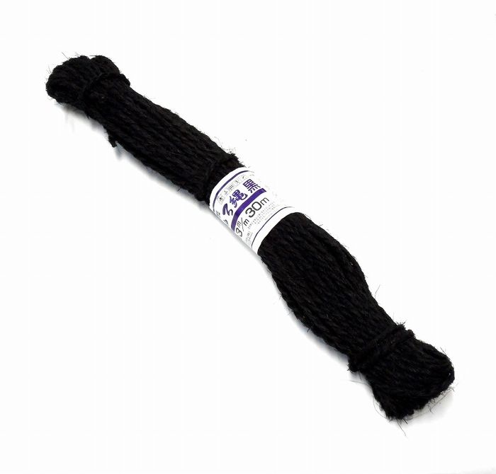 【商品詳細】枝引、雪吊り、雪囲い、四つ目垣、樹木の結束などに。棕梠100％のしゅろ縄。用途：枝引、雪吊り、雪囲い、四つ目垣、樹木の結束等サイズ：約3mm長さ：約30mカラー：黒注意：本製品は黒く染めておりますので、多少色落ちすることがありま...