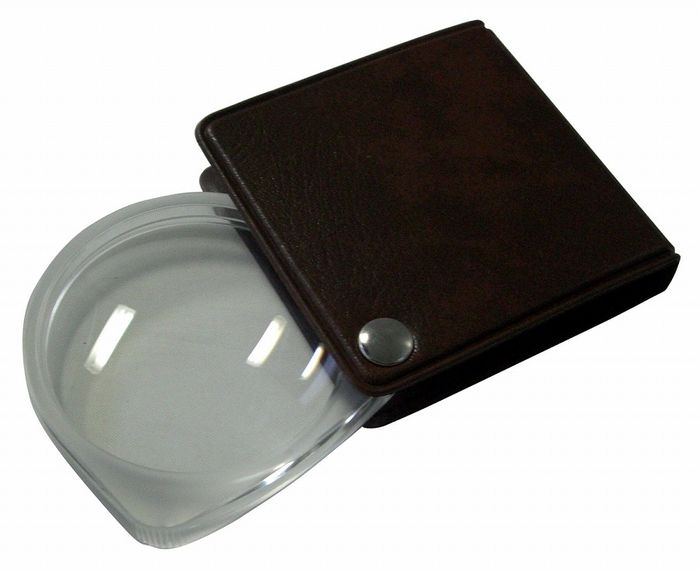 【商品詳細】携帯に便利なケース一体型ポケットルーペ。携帯に便利な小型ルーペ。用途：読書・新聞・地図用本体サイズ（約）：全長55mm×幅55mm×厚み18mm（収納時）レンズサイズ（約）：55mm×55mm重量：約56g倍率：約3倍注意1：本...