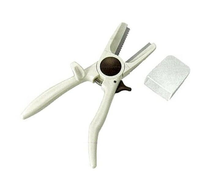 【商品詳細】ロック機能とキャップ付で、収納時も安心。ラクラク、栗の皮むきが簡単にできる。栗の皮の繊維にそって、切り刃を押え刃に寄せるようにするとラクラク。指かけつきで、しっかり握れて力が入りやすい。鬼皮と渋皮を同時にむくことができる。用途：...