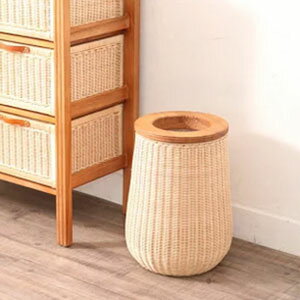 商品サイズ外寸：（幅）32 ×（奥行）32 ×（高）45 cm材質ラタン（籐）、チーク、ラッカー塗装生産国インドネシア製仕様完成品備考※天然素材を使用している為、大きさ、色味に若干の個体差がございます。商品特徴ラタン編みの丸みが特徴的なごみ...