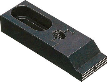 【商品詳細】●薄物板のクランプに使用します。●薄物ワークのサイドクランプに。●適合ボルト:M14、16●長さ(mm):133●幅(mm):40●高さ(mm):30●平面用(切削面)●スチール（S45C）●焼き入れ(HRC38)●口金先端高周...