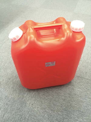 【商品詳細】●灯油専用缶です。●JISマーク認証表示付タンクです。●日本ポリエチレンブロー製品工業会の推奨品です。●キャップの閉め忘れに注意してください●火気厳禁です●使用シーズン後の保管は、灯油缶の中身を｢空」にして直射日光や紫外線のあた...