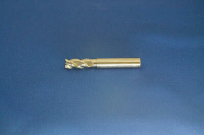 【商品詳細】●非鉄金属加工専用デザイン。●不等分割/不等リードにより加工振動（ビビリ）が大幅に軽減されます。●低切削抵抗デザインにより静かに削り、長寿命を達成します●被削材:アルミ合金・アルミダイキャスト・銅合金・真鍮。●刃径(mm):4●...