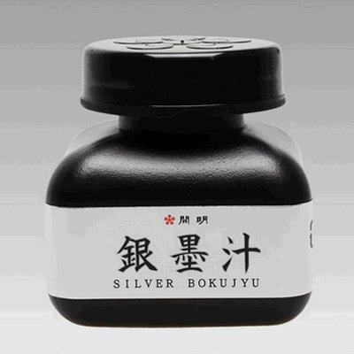 【商品説明】開明BO8211柔らかい、光沢のある銀色固まることなく、なめらかに書けます乾きが早いので、写経も書きやすいです墨と混ぜると幻想的な世界が広がり作品の幅を広げます【送料について】沖縄、離島は送料を頂きます。