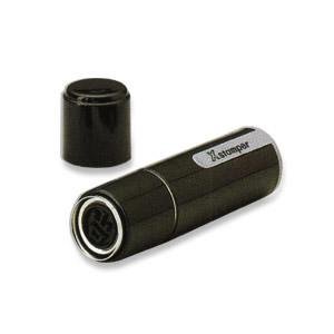 【商品型番】　XL-9-1609　【商品説明】　●日本中で愛用されているベーシックなネーム印。美しい楷書体で、用途の広いポピュラーサイズは、常備用としても重宝します。●印面サイズ／直径9．5mm　●カラー／朱色インク●書体／既製品専用楷書体...