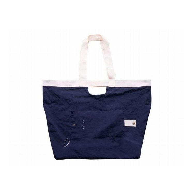 【商品説明】 大きめサイズなのにスマホより軽量な105gのトラベルバッグです。 荷物やお土産がたくさん入ります。 使わない時は小さく折りたためるので、かさばりません。 肩掛けできる長めの持ち手なので、荷物をたくさん入れても肩に負担がかかりに...