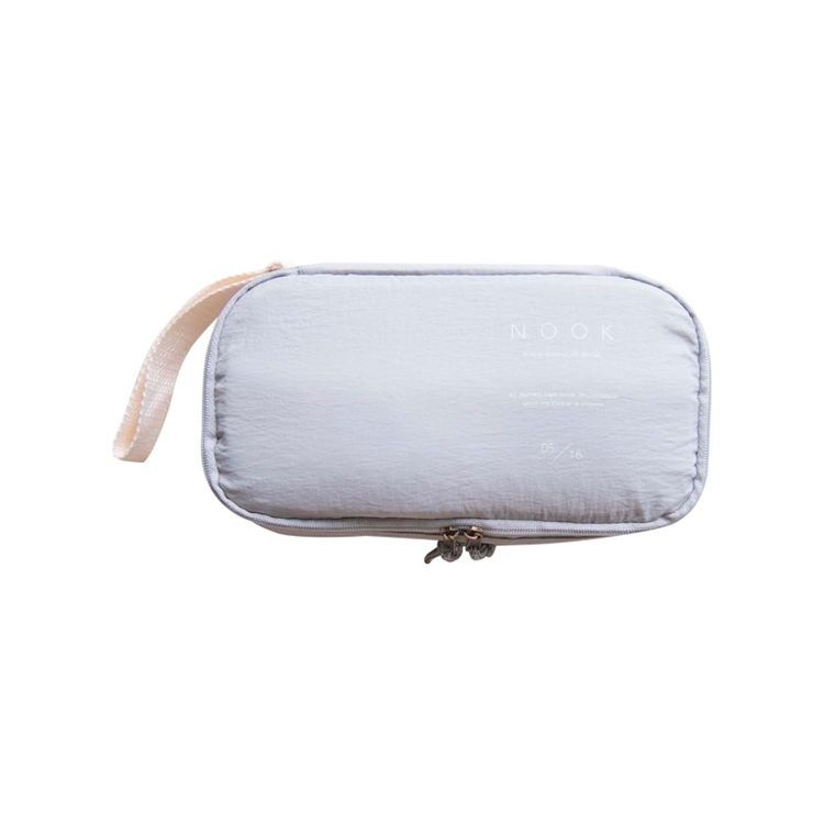 【商品説明】 日常に馴染みやすいシンプルなデザインのガジェットポーチです。 スマホより軽量なので、持ち運びやすいです。 中身を確認できるメッシュポケットや細かい物を収納できるファスナーポケットなどが付いています。 イヤホンや充電コード、US...