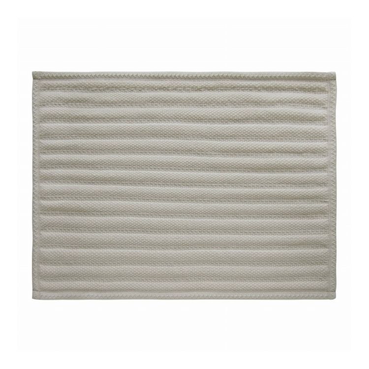 【商品説明】 45×60cmサイズのバスマットです。 防臭効果のある糸で織られているため、家族の足を菌から守ります。 洗濯機に入れて丸洗いしてもヨレにくく長持ちで清潔に保てます。 吸水パルプが詰められているので、瞬時に水分を吸収し、次に使う...