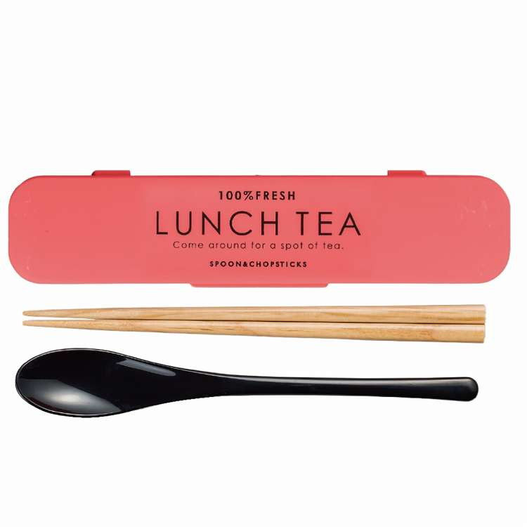 【商品説明】オシャレで人気の紅茶缶のような雰囲気を表現したランチシリーズです。箸・スプーン・ケースのセットです。スプーンと箸は使いやすい約18cmです。シリーズ商品のランチボックスとセットでお使いいただけます。【商品情報】■サイズケース：約...