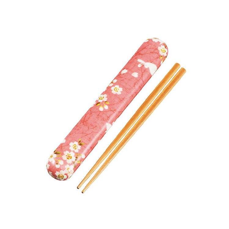 【商品説明】華やかでかわいい和柄の布貼りお箸＆ケース　日本の和を感じる桜うさぎシリーズ【商品情報】■サイズ約 幅19×奥行3×高さ2.6（cm）　箸：約 18（cm）■材質蓋：UP、本体：PS、箸：天然木■生産国日本製■セット内容箸、箸箱■...
