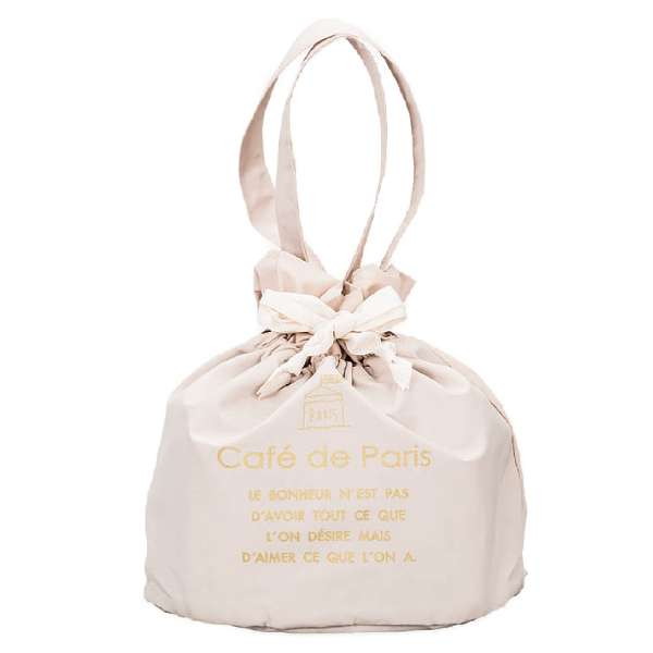 【商品説明】Cafe de parisシリーズの巾着にもバッグにもなるお洒落なランチ巾着バッグです。底にマチがあるタイプのランチバッグなので、安定してお弁当を持ち歩けます。【商品情報】■サイズ約 幅30×奥行24×高さ13（cm）■材質表地...