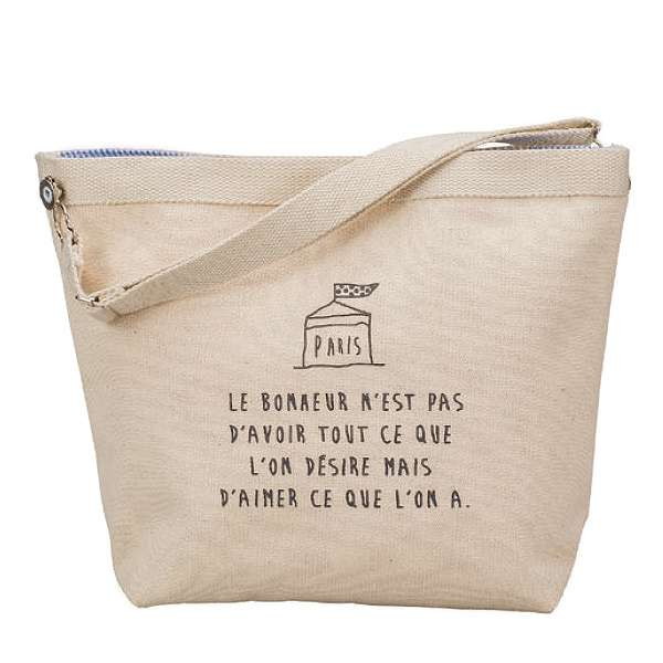【商品説明】Cafe de parisシリーズの持ちやすいワンハンドルとたっぷり入るサイズ感が特徴的なランチバッグです。保冷スペースはファスナー付きで温度をキープしてくれます。保冷スペースと通常のバックスペースが別になっているのでお財布、鍵...