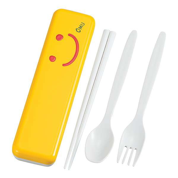 【商品説明】調味料で書いたような愛らしいスマイルがユニークなトリオセットです。箸・スプーン・フォークの3点セットです。カトラリーがコンパクトにまとめてケースに収まるので持ち運びも便利です。電子レンジ・食洗機は対応していません。単体で持っても...