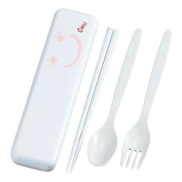 【商品説明】調味料で書いたような愛らしいスマイルがユニークなトリオセットです。箸・スプーン・フォークの3点セットです。カトラリーがコンパクトにまとめてケースに収まるので持ち運びも便利です。電子レンジ・食洗機は対応していません。単体で持っても...