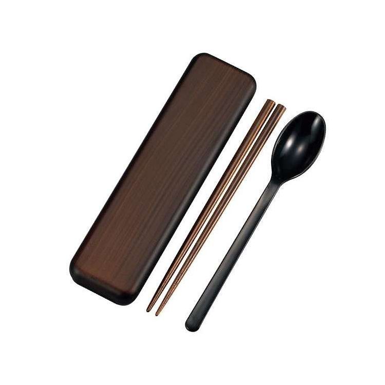 【商品説明】木のぬくもり溢れる、スプーン&箸セットです。お箸とスプーンの長さは、小学生のお子様から大人まで幅広くお使いいただける18cmです。お箸は天然木でできております。安心の日本製です。【商品情報】■サイズケース：約 幅19×奥行4.8...