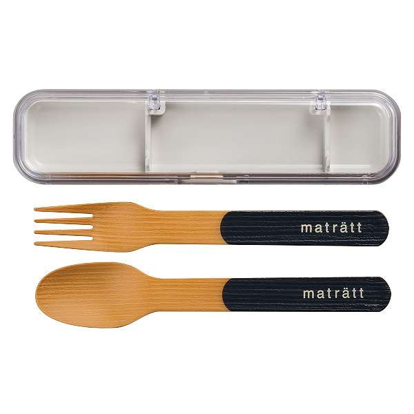 【商品説明】matrattシリーズのカトラリーセットです。カトラリーにロゴが入っています。ケースの蓋がクリアなので、カトラリーを入れ忘れる心配がありません。【商品情報】■サイズケース：約 幅19.5cm×奥行4.8cm×高さ2.6cm カト...