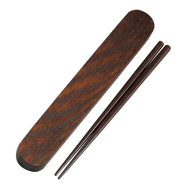 【商品説明】天然木を使用した箸と箸箱のセットです。箸は持ちやすい18cmです。持ち運びの際に便利なベルト付きです。【商品情報】■サイズ約 幅20×奥行3×高さ1.5（cm）　箸：18cm■材質天然木■生産国中国製■セット内容1個（箸、箸箱、...