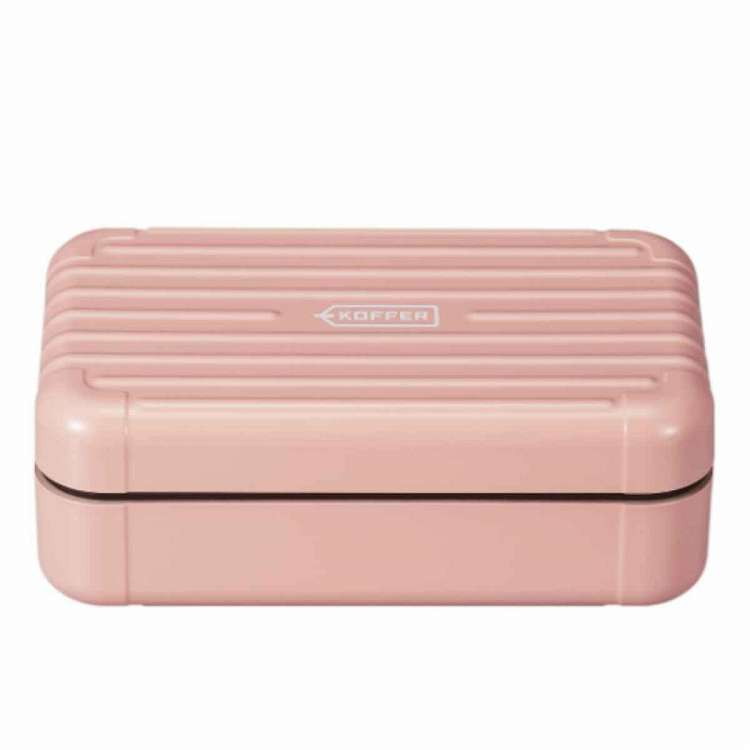 【商品説明】ランチタイムに旅気分を味わえるスーツケース型1段弁当箱 中蓋がドーム型で盛り付けが崩れない 取り外し可能な仕切りを活用して様々なメニューに対応 持ち運びに便利なランチベルト付き 保冷剤やふりかけは中蓋の上に収納できる【商品情報】...