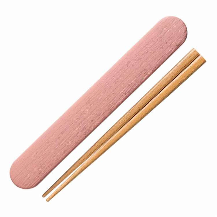 【商品説明】淡いカラーの木目調のお箸＆箸箱です。お箸の長さは男性でも使いやすい18cmです。シンプルなデザインなので性別問わずお使いいただけます。箸箱は開け閉めしやすいスライド式です。同じシリーズのお弁当箱と揃えると統一感がでるのでおすすめ...